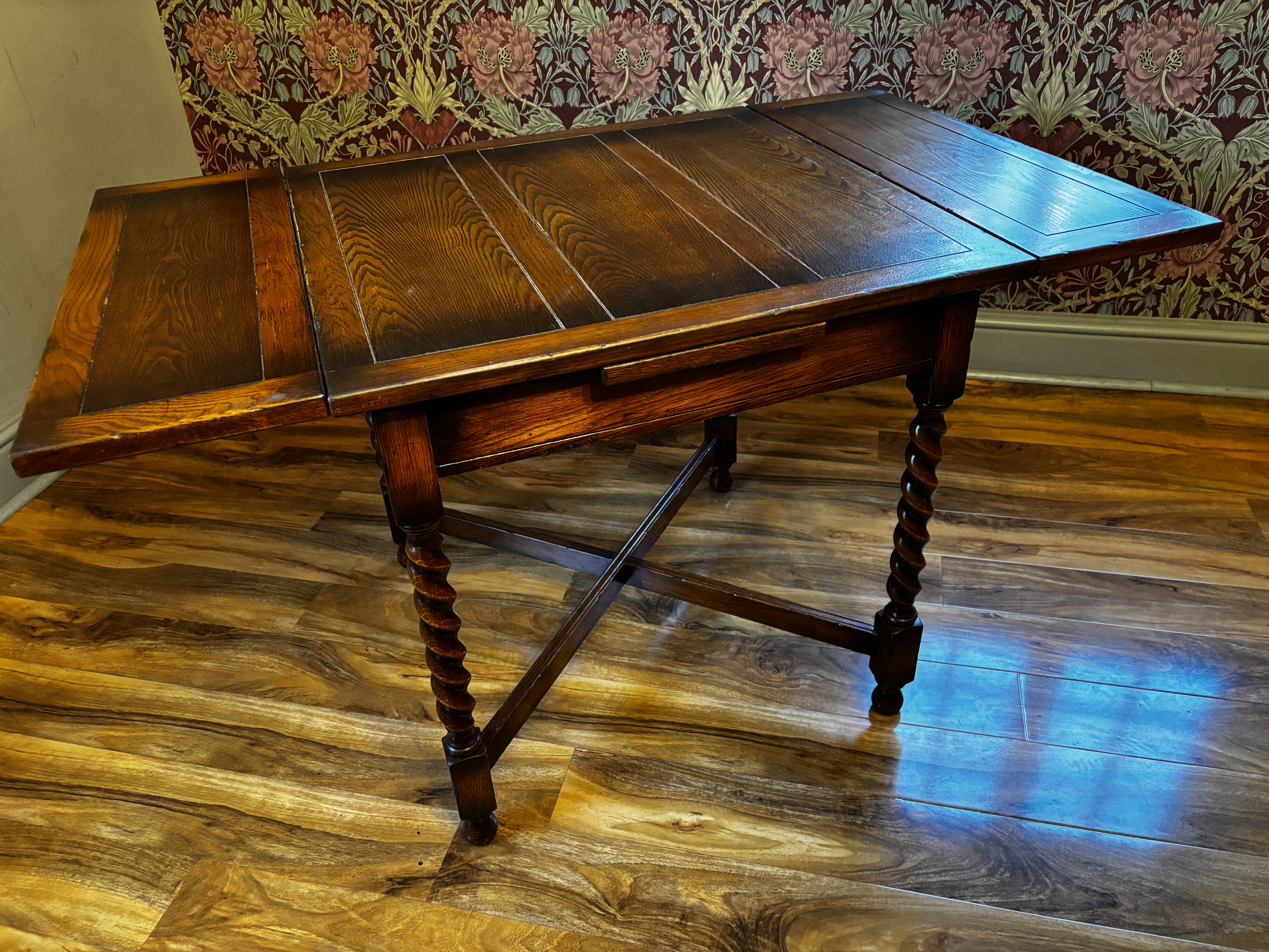 Second hand table store